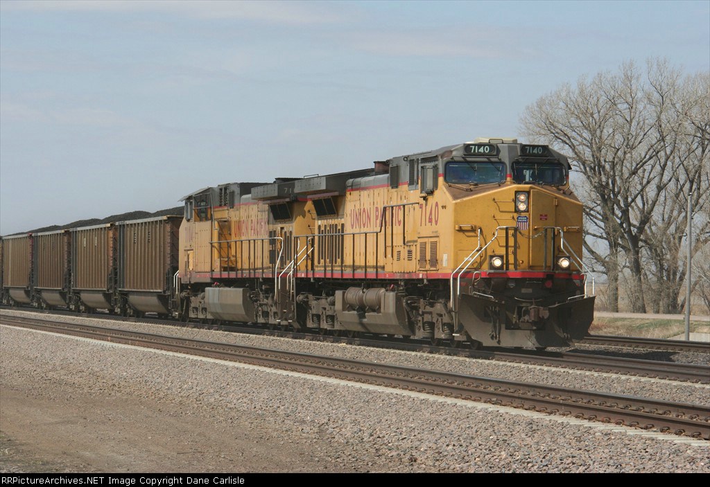 UP 7140 leads a EB AEPX drag past Widmill Rd @ 13:10